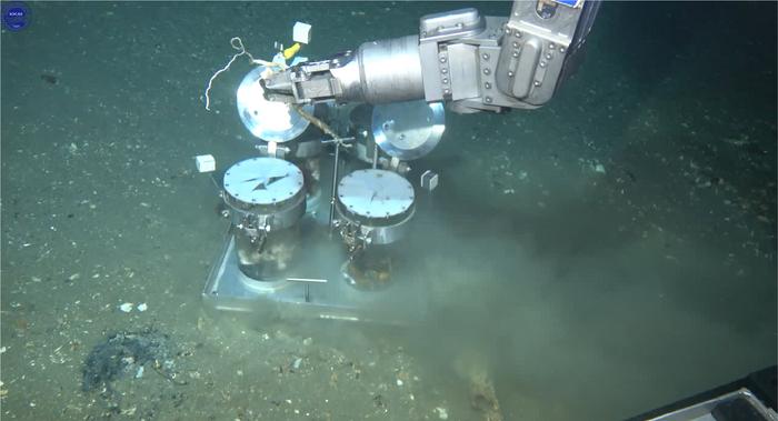 "Faxian" collecting a Paraesca [IMAGE] | EurekAlert! Science News Releases