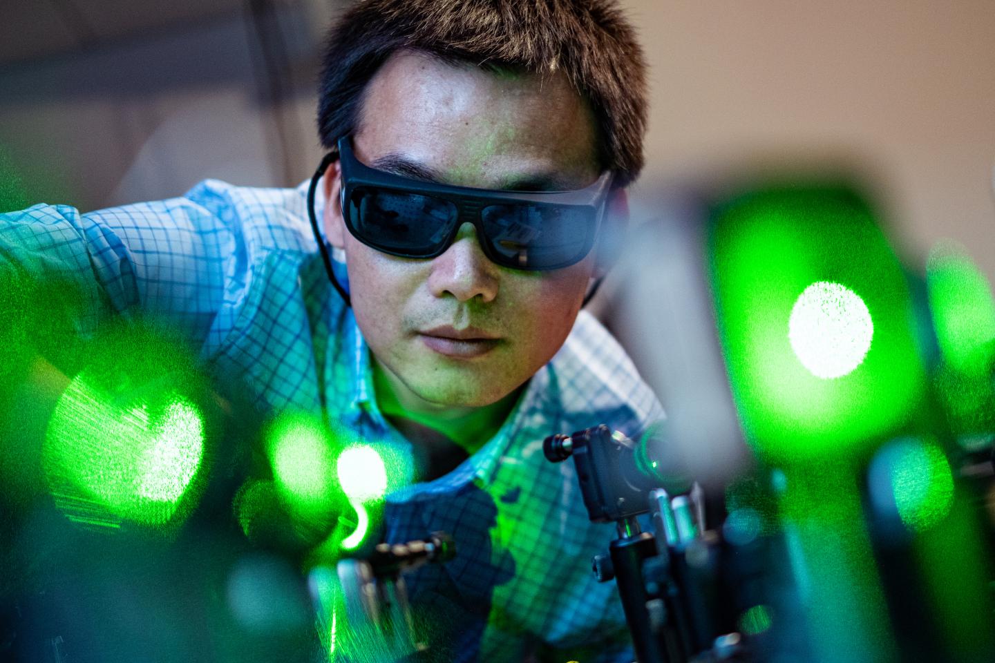 Qingfeng Zhang with Laser [IMAGE] | EurekAlert! Science News Releases