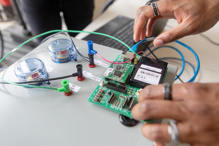ADVERSARY-IN-THE-MIDDLE DEVICE [IMAGE] | EurekAlert! Science News Releases