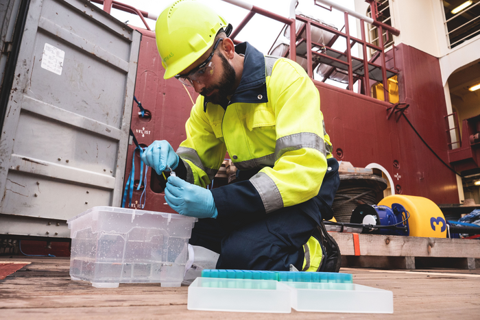 Matthias Egger collecting samp [IMAGE] | EurekAlert! Science News Releases