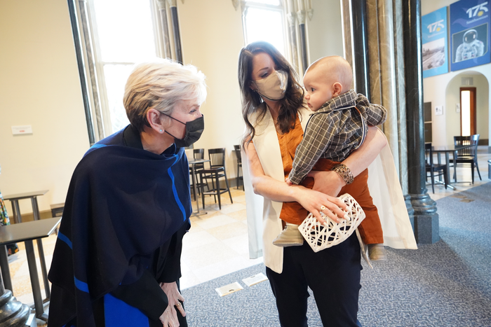 ORNL’s Amy Elliott with life-s [IMAGE] | EurekAlert! Science News Releases