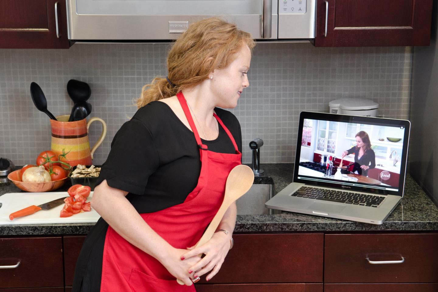 Cooking and Watching Food TV [IMAGE] | EurekAlert! Science News Releases