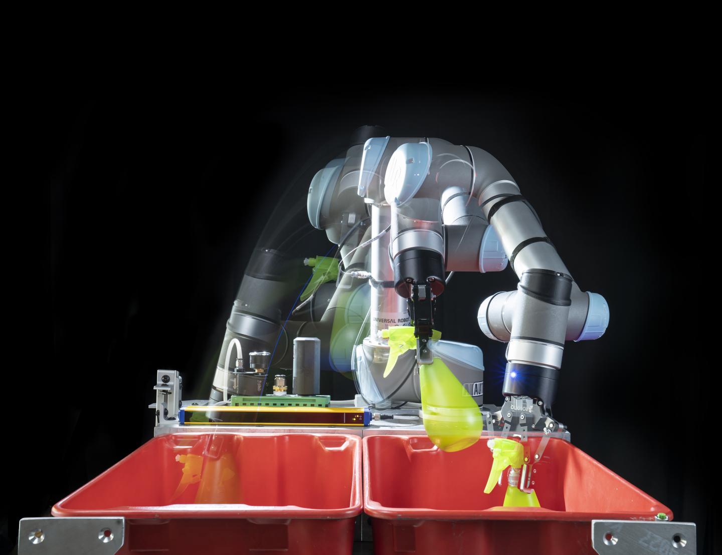 Robot grasping objects [IMAGE] | EurekAlert! Science News Releases