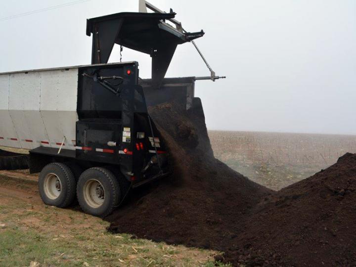 Unloading manure [IMAGE] | EurekAlert! Science News Releases