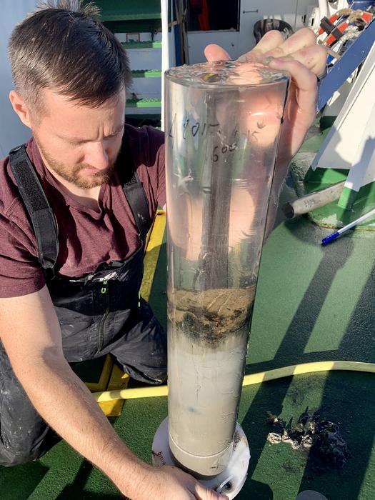 Preparing a sediment core [IMAGE] | EurekAlert! Science News Releases