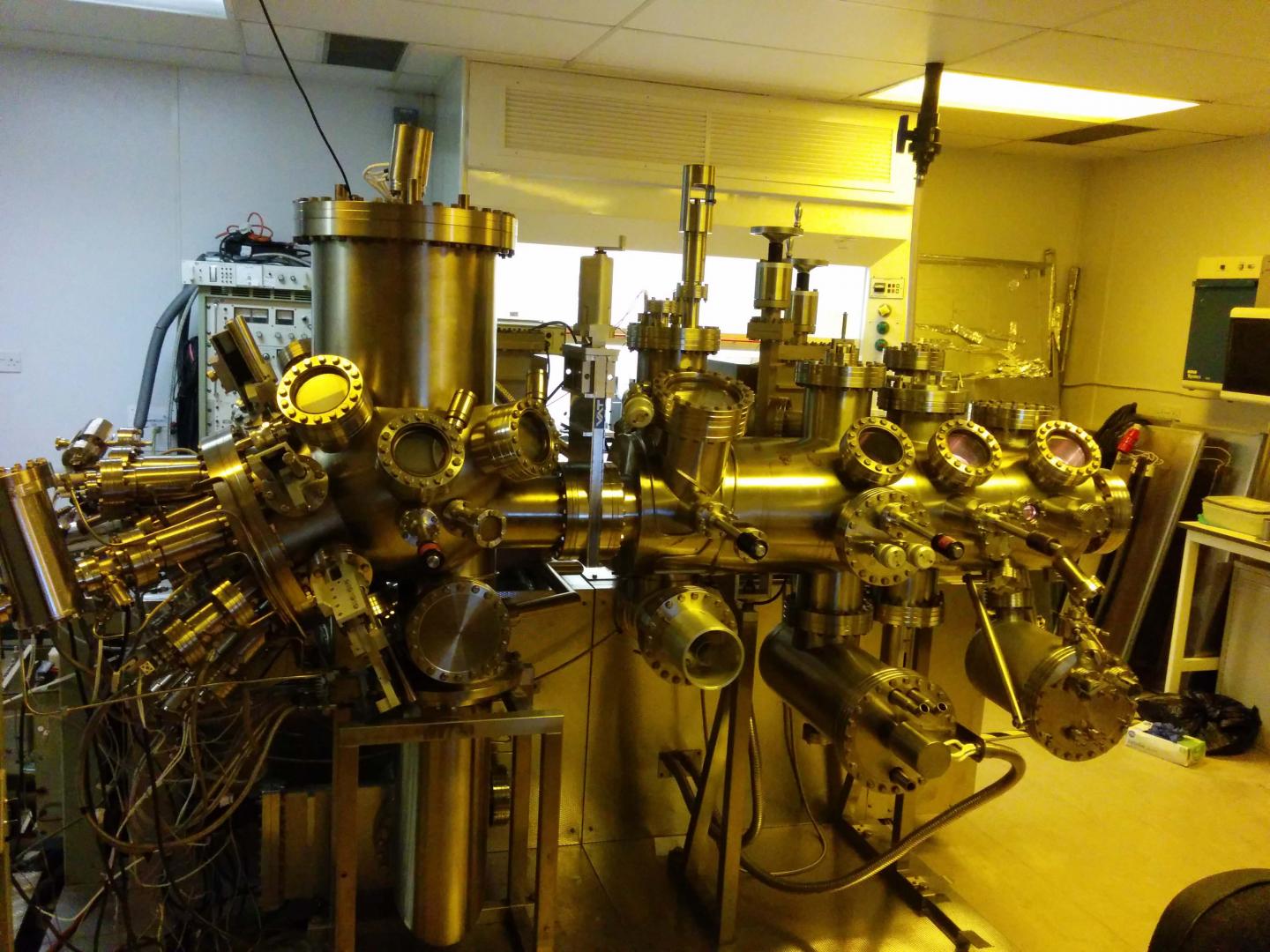 Molecular Beam Epitaxy Reactor [IMAGE] | EurekAlert! Science News Releases