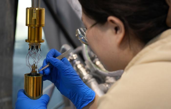 Glovebox-assisted magnetic force microscope o | EurekAlert!