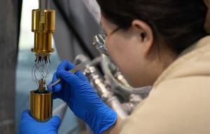 Glovebox-assisted magnetic force microscope o | EurekAlert!