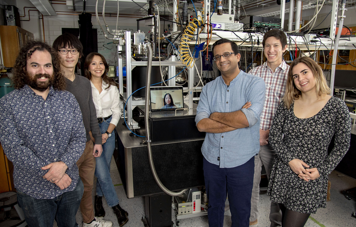 Ringing an electronic wave: Elusive massive p | EurekAlert!