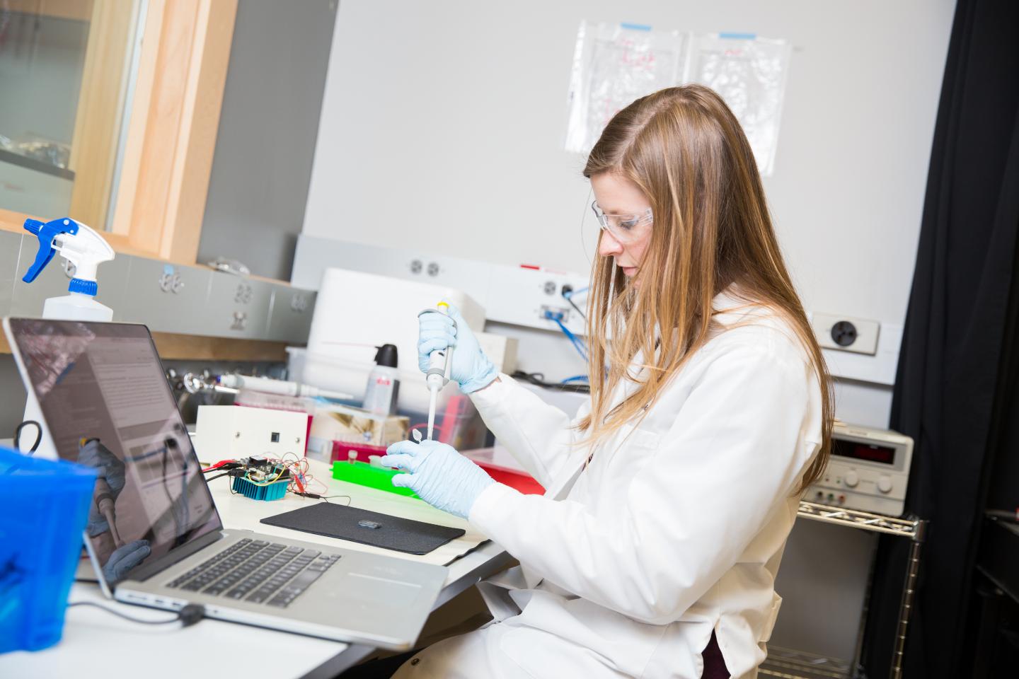 Loading DNA [IMAGE] | EurekAlert! Science News Releases