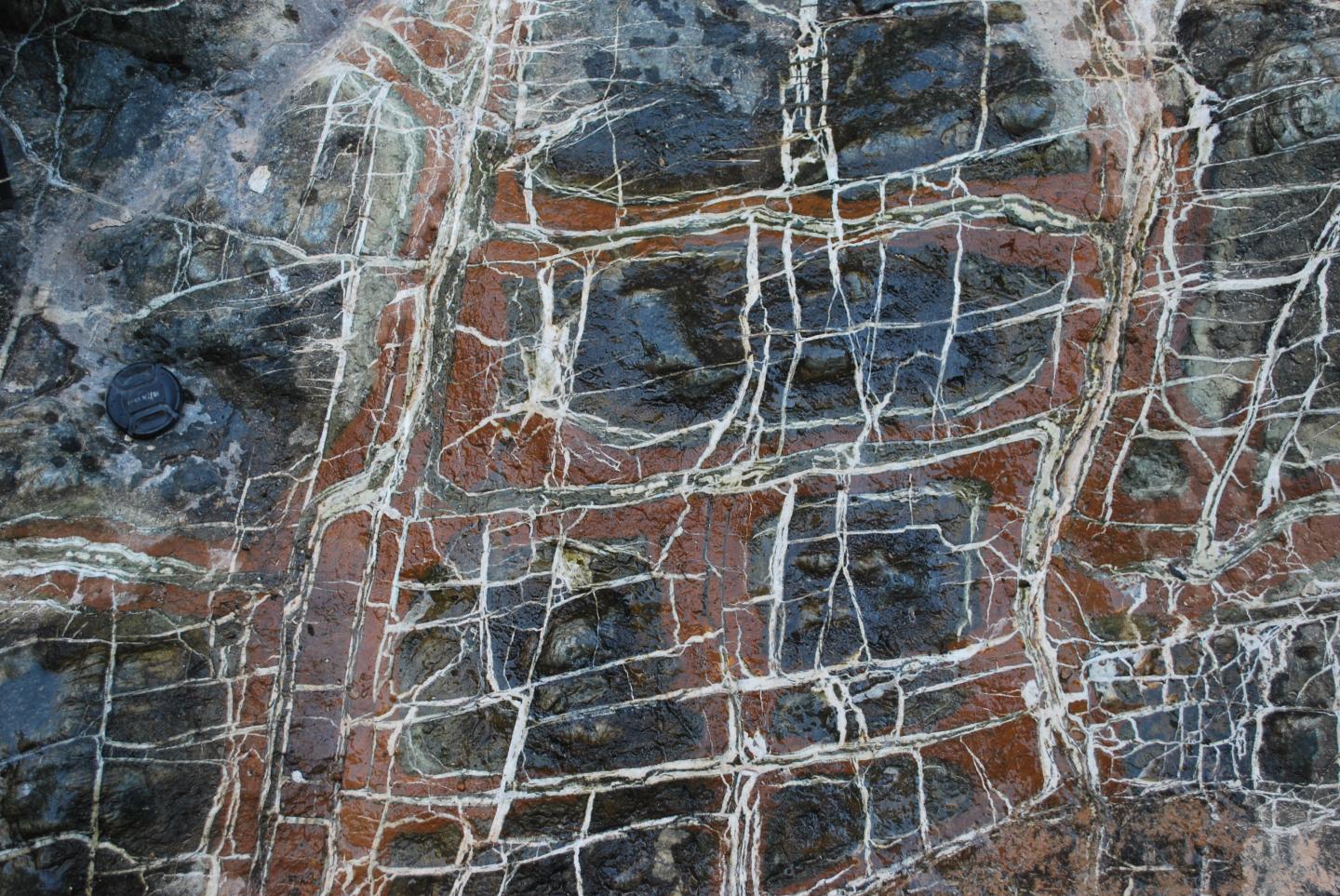 Serpentinization of Rocks Crea [IMAGE] | EurekAlert! Science News Releases