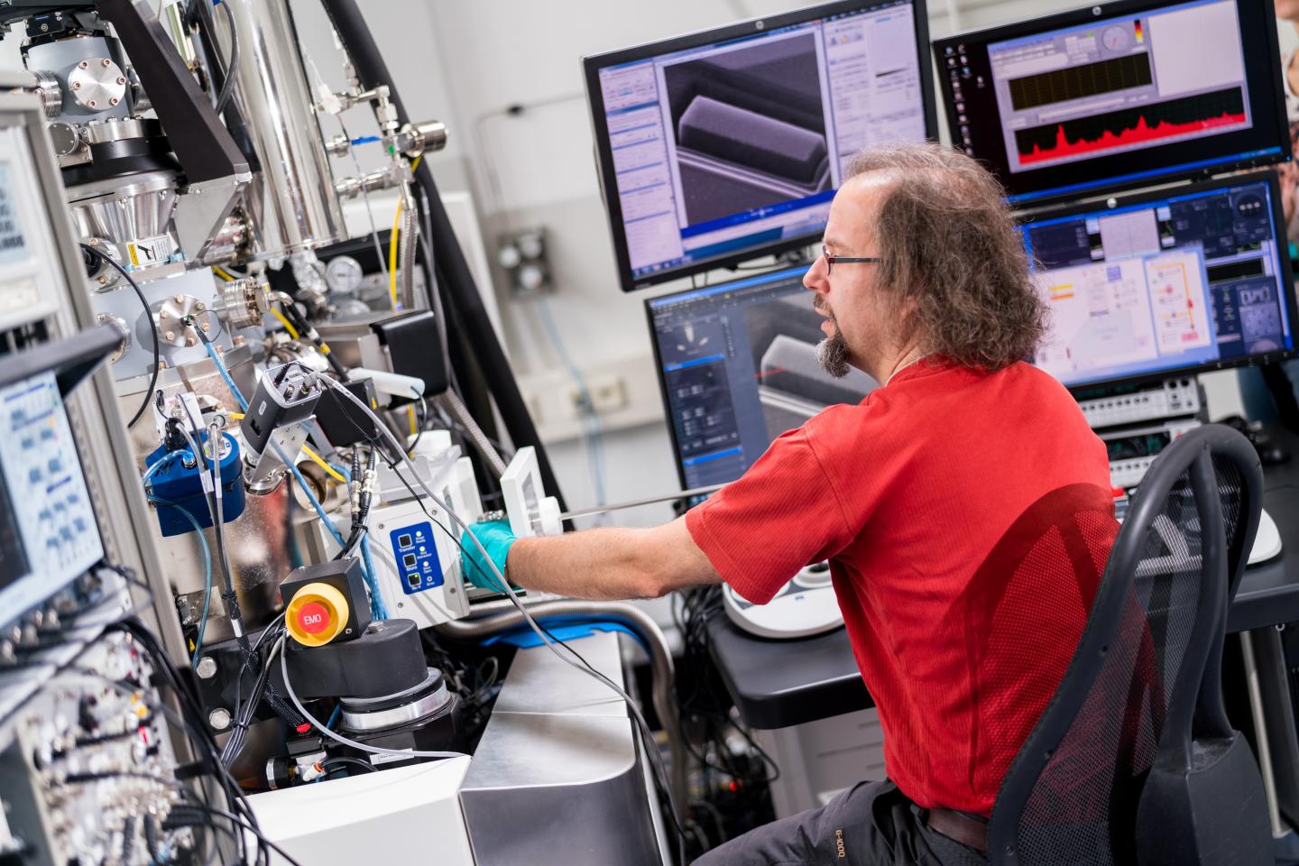 The Helium-ion Microscope at t [IMAGE] | EurekAlert! Science News Releases