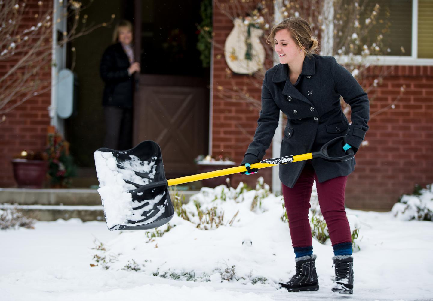 Study: Teens who help strangers have more con | EurekAlert!