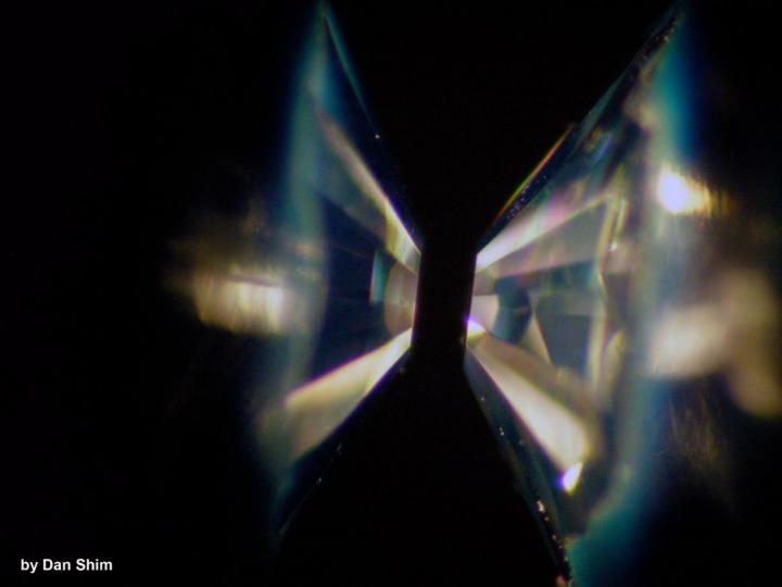 Diamond Anvils Aligned [IMAGE] | EurekAlert! Science News Releases