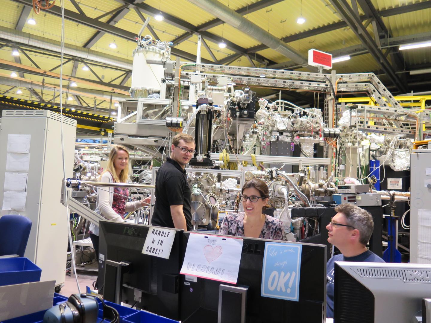 Nightshift at BESSY II is Team [IMAGE] | EurekAlert! Science News Releases