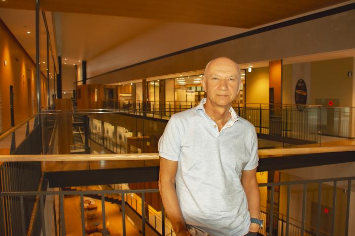 Prof. Ekert at OIST in Lab5 [IMAGE] | EurekAlert! Science News Releases