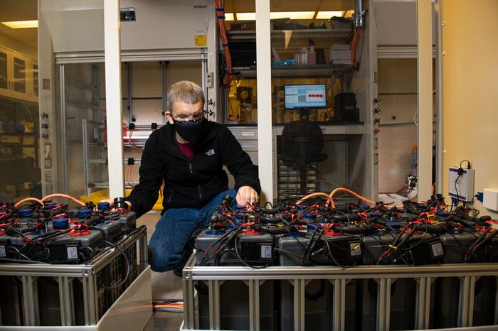Battery reliability test labor [IMAGE] | EurekAlert! Science News Releases