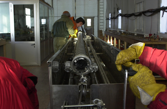 Ice core sampling [IMAGE] | EurekAlert! Science News Releases