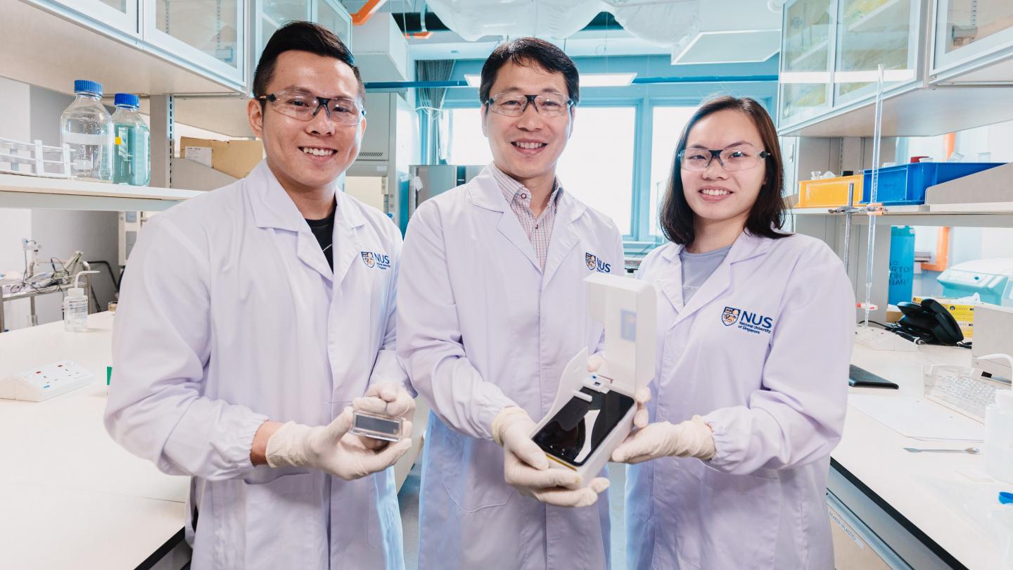 NUS engineers invent smartphone device that d | EurekAlert!