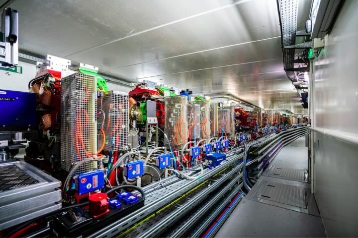 First electrons turn in the new ESRF-EBS Stor | EurekAlert!