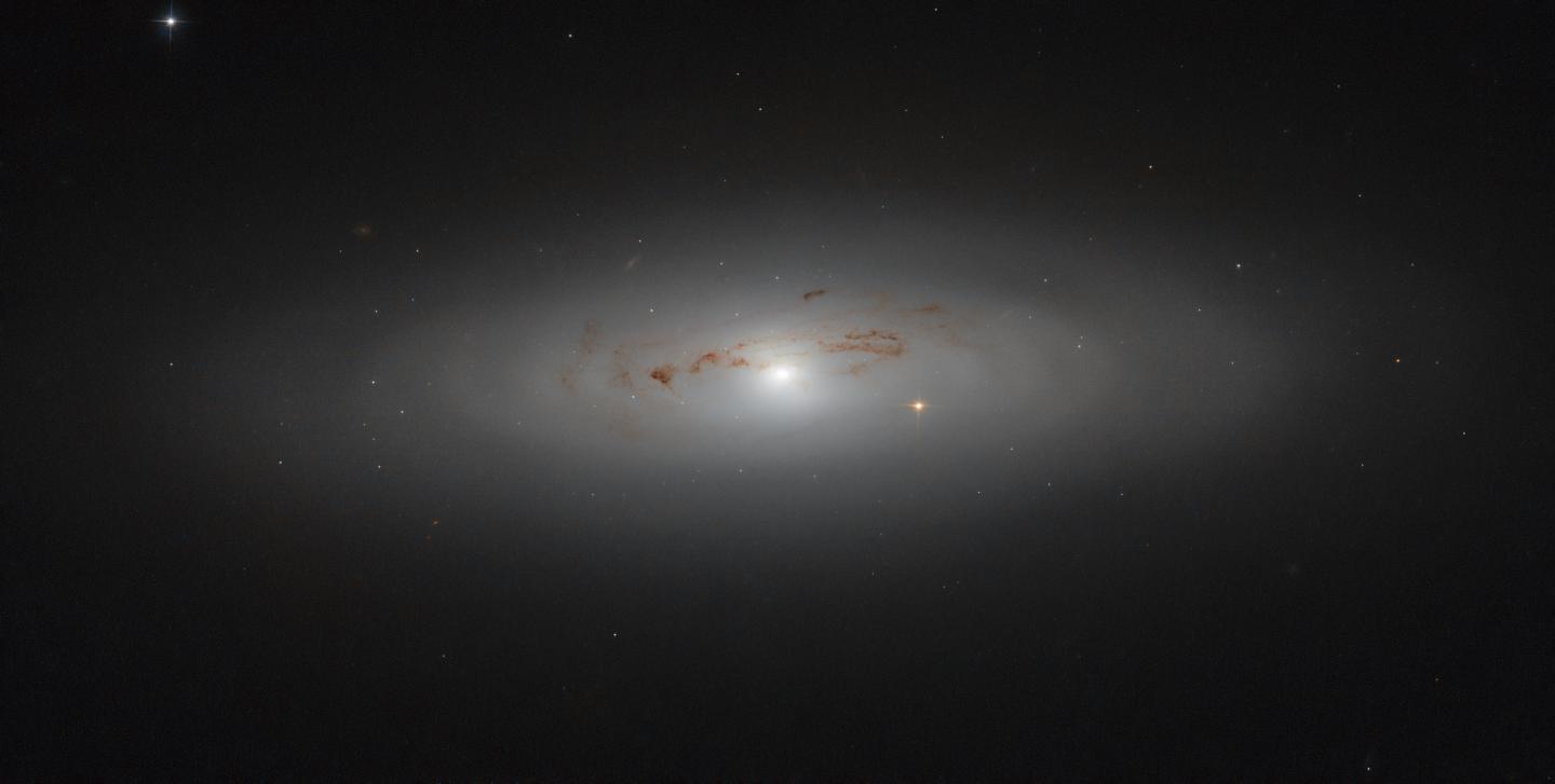 Hubble Peers into a Galaxy's Dusty Haze | EurekAlert!