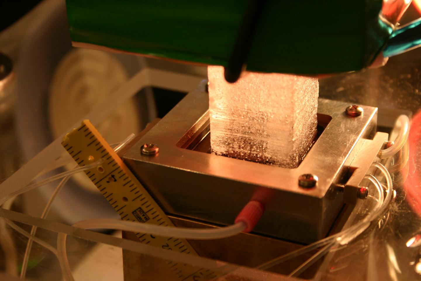 Analyzing an Ice Core [IMAGE] | EurekAlert! Science News Releases