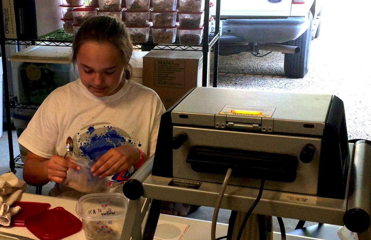 PXRF Spectrometer in Use [IMAGE] | EurekAlert! Science News Releases