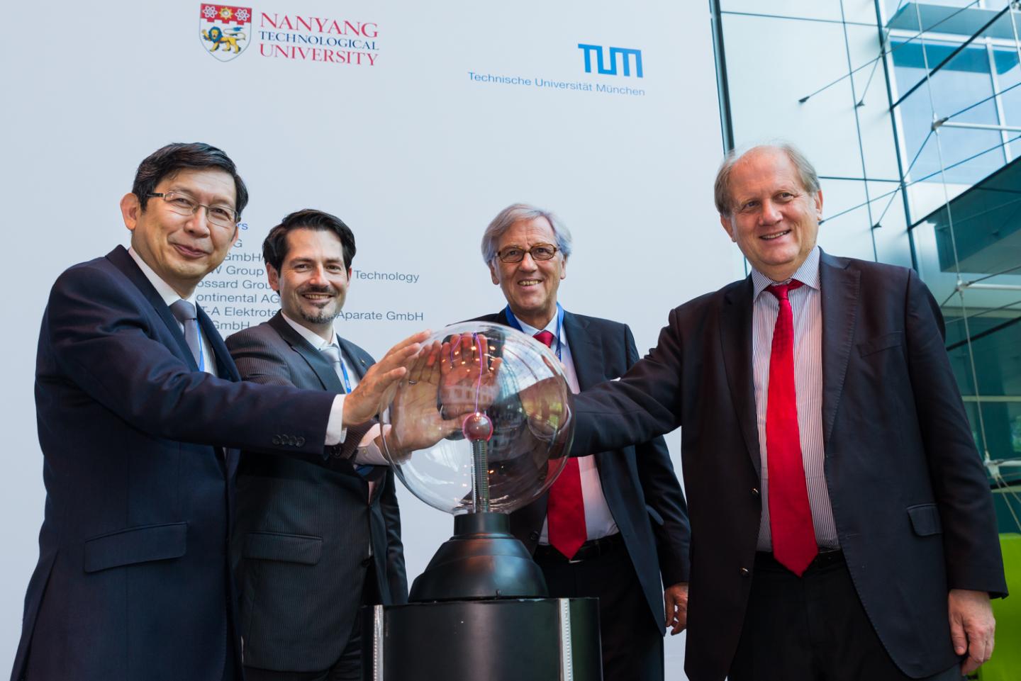 Dr. Lim Khian Wee, Thomas Hoff [IMAGE] | EurekAlert! Science News Releases