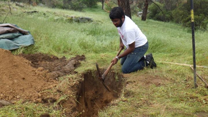 Digging for Soil Samples [IMAGE] | EurekAlert! Science News Releases