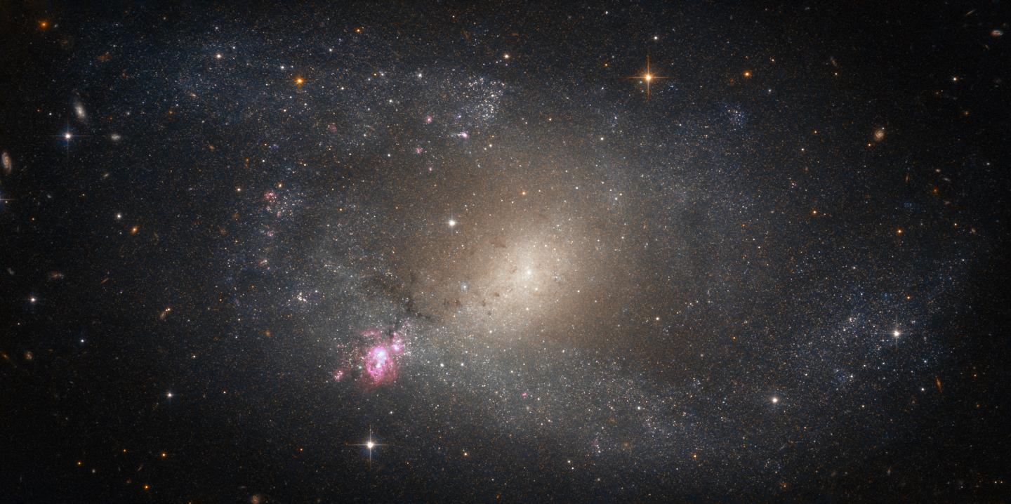 Hubble Catches Starbursts in a Barred Spiral | EurekAlert!