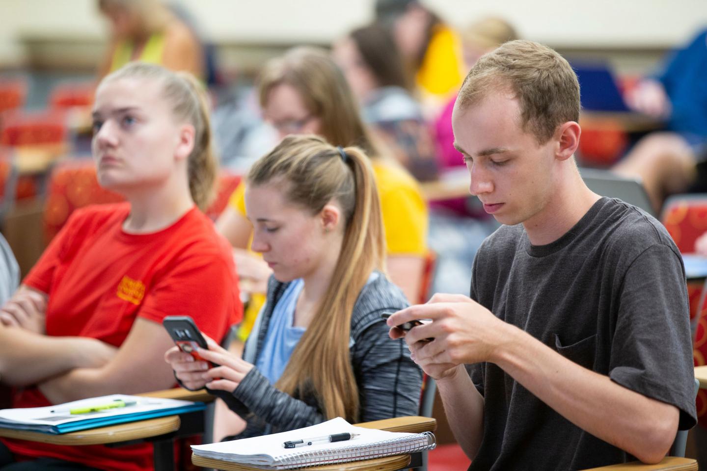 Students Responding to Questio [IMAGE] | EurekAlert! Science News Releases