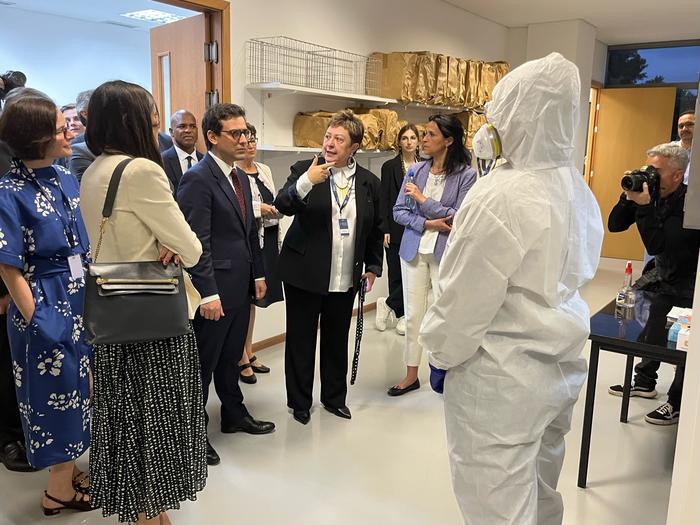 Visit in front of the P3 lab [IMAGE] | EurekAlert! Science News Releases