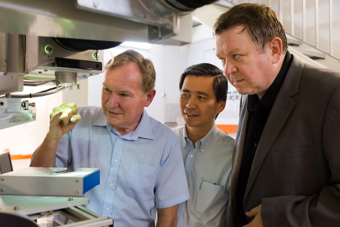 NTU Singapore lights up photonics research wi | EurekAlert!