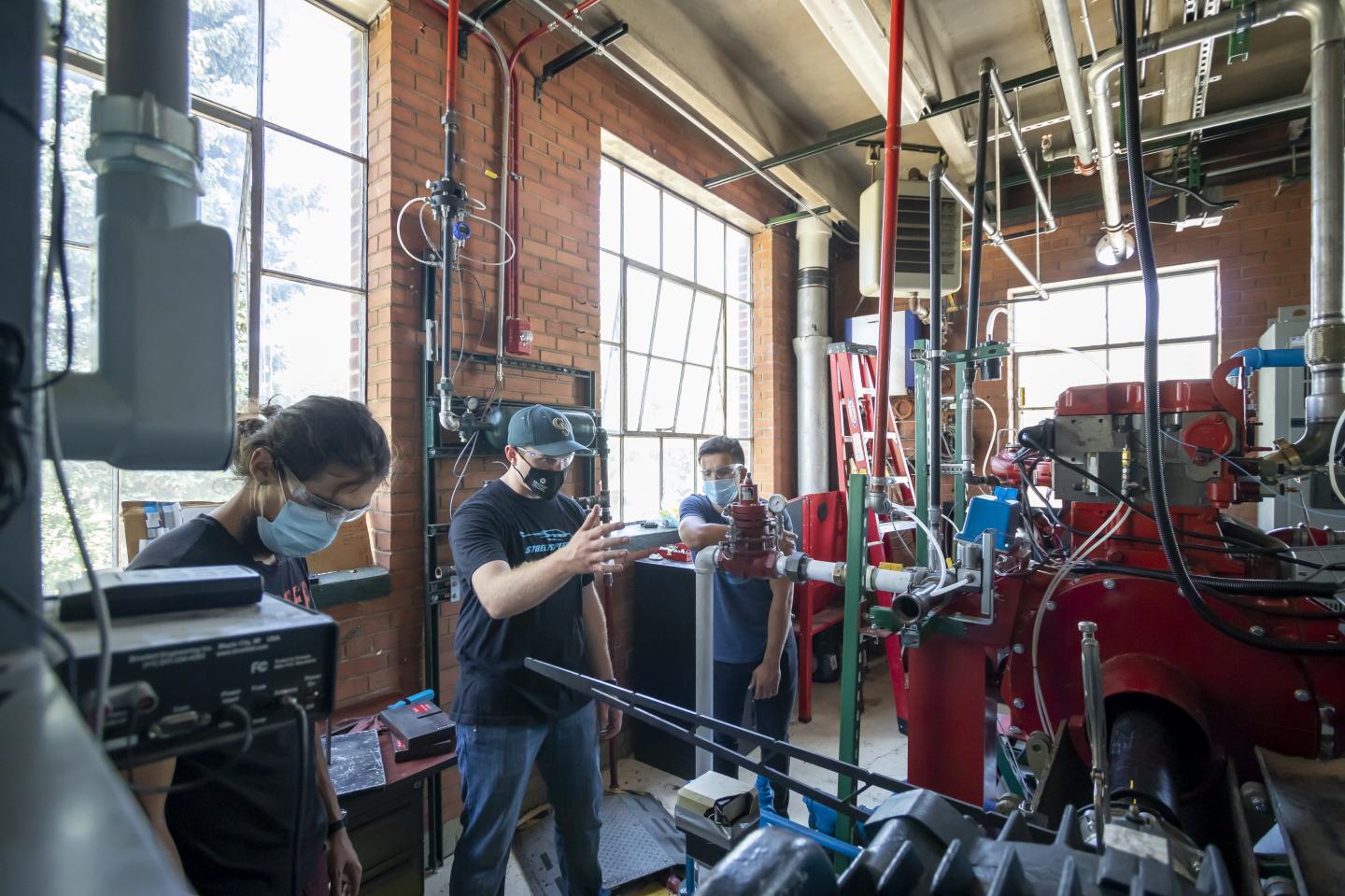 Students In Engines Lab [IMAGE] | EurekAlert! Science News Releases
