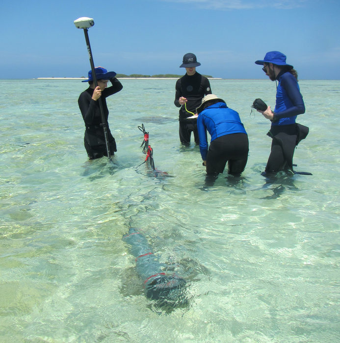Geoscientists collecting bathy [IMAGE] | EurekAlert! Science News Releases