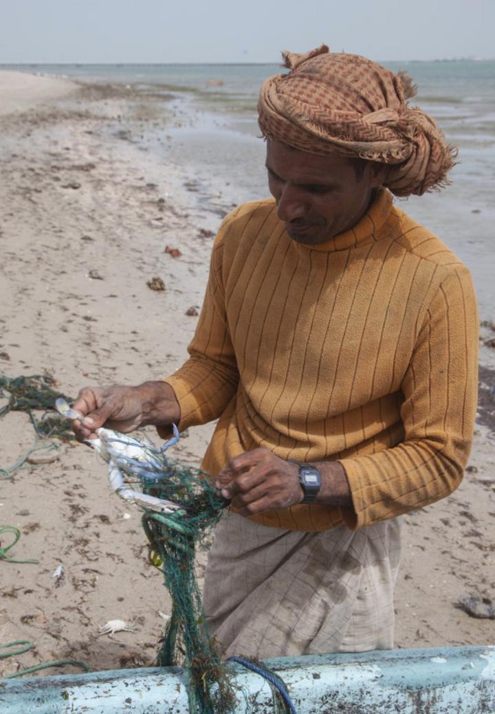 Fisherman with Blue Swimming C [IMAGE] | EurekAlert! Science News Releases