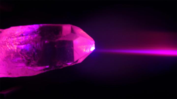 single, brightly lit crystal o [IMAGE] | EurekAlert! Science News Releases