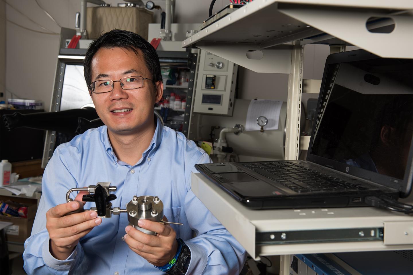 Yiying Wu and Solar Battery [IMAGE] | EurekAlert! Science News Releases
