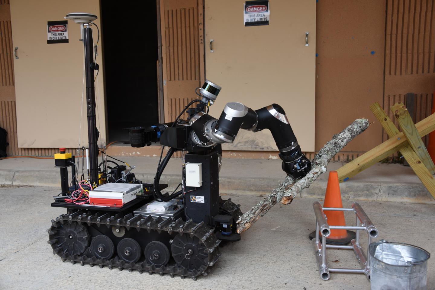 RoMan: The Robotic Manipulator [IMAGE] | EurekAlert! Science News Releases