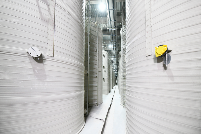 Electrolyte tanks [IMAGE] | EurekAlert! Science News Releases
