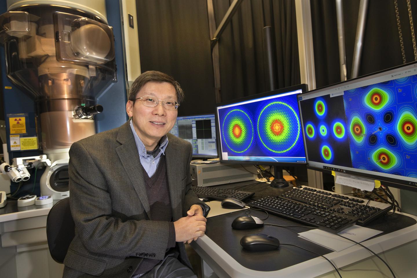 Lijun Wu in electron microscop [IMAGE] | EurekAlert! Science News Releases