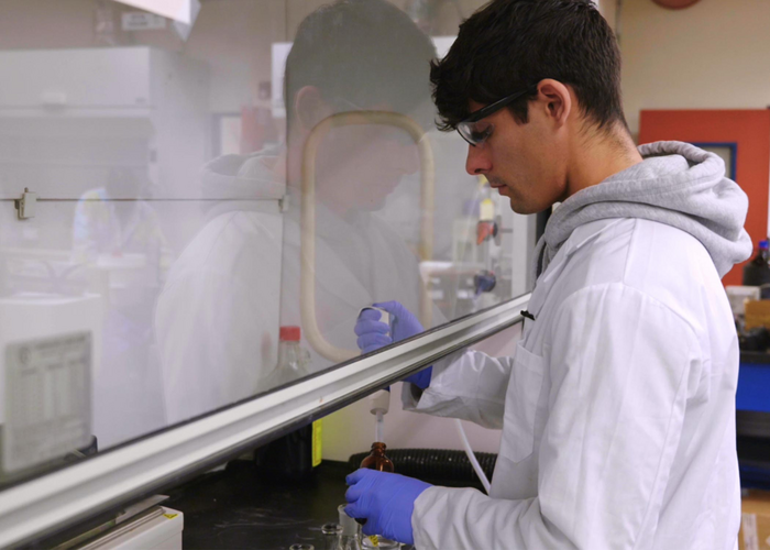 Students Analyzing Samples [IMAGE] | EurekAlert! Science News Releases