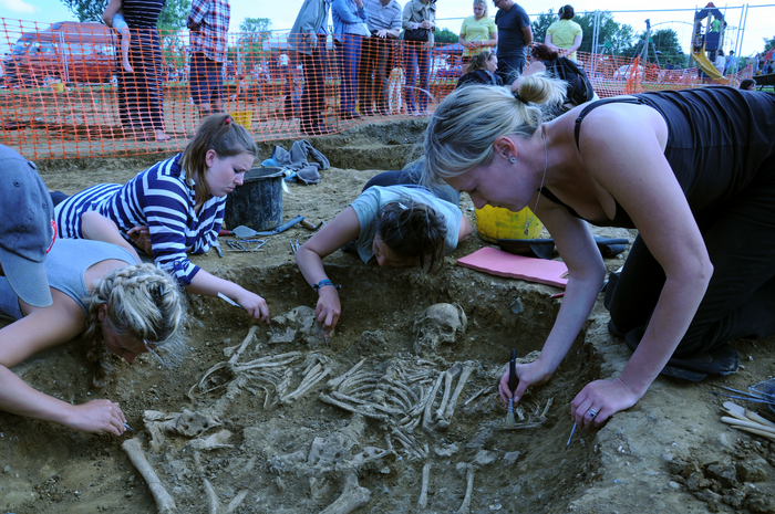 Triple burial, Oakington Cambr [IMAGE] | EurekAlert! Science News Releases