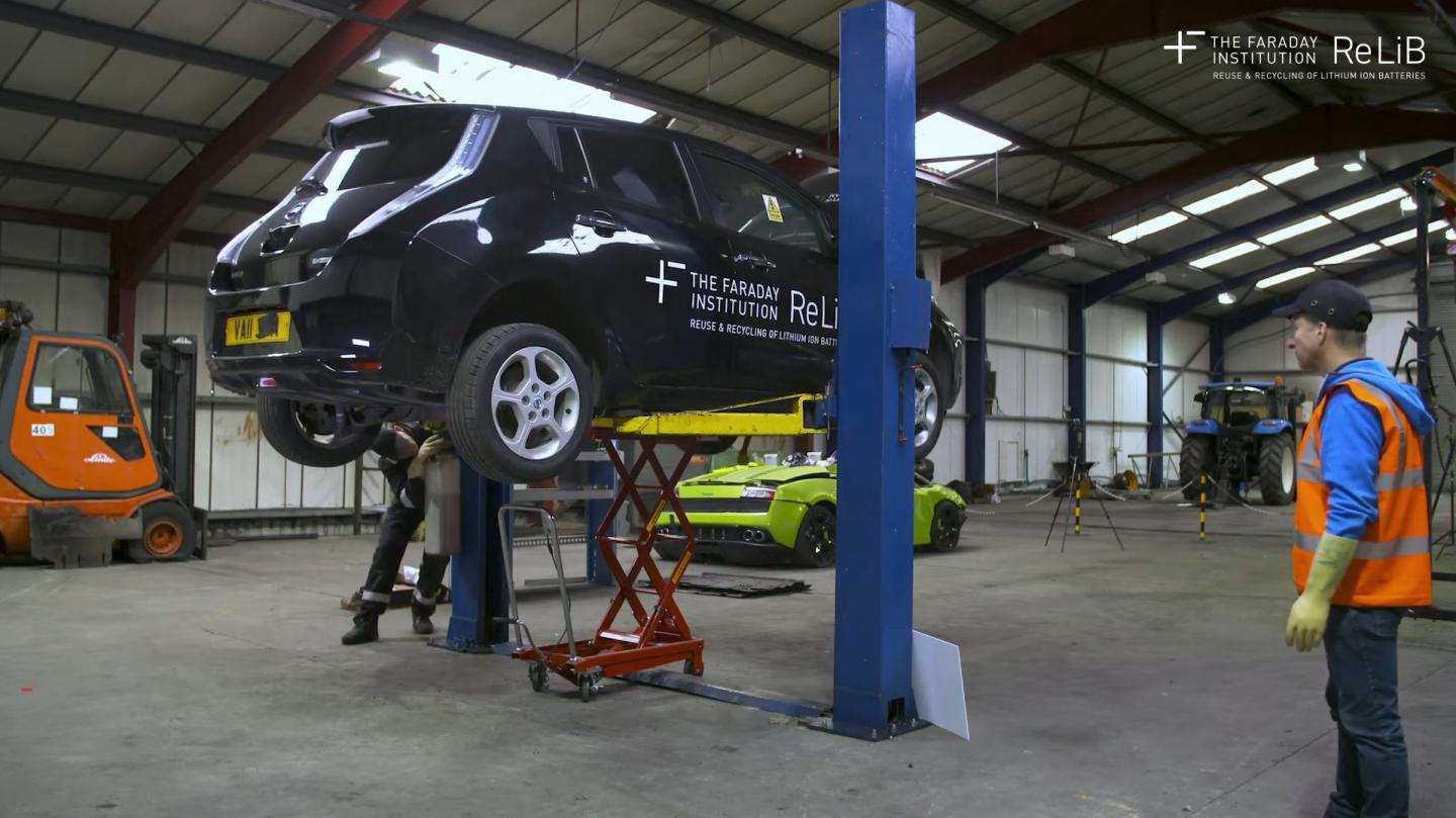 Battery removal from an Electr [IMAGE] | EurekAlert! Science News Releases