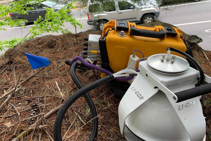 This device, called a LI-COR L [IMAGE] | EurekAlert! Science News Releases