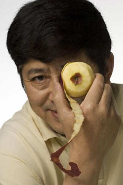 Rui Hai Liu With Apple [IMAGE] | EurekAlert! Science News Releases