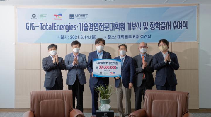 Donation Ceremony [IMAGE] | EurekAlert! Science News Releases