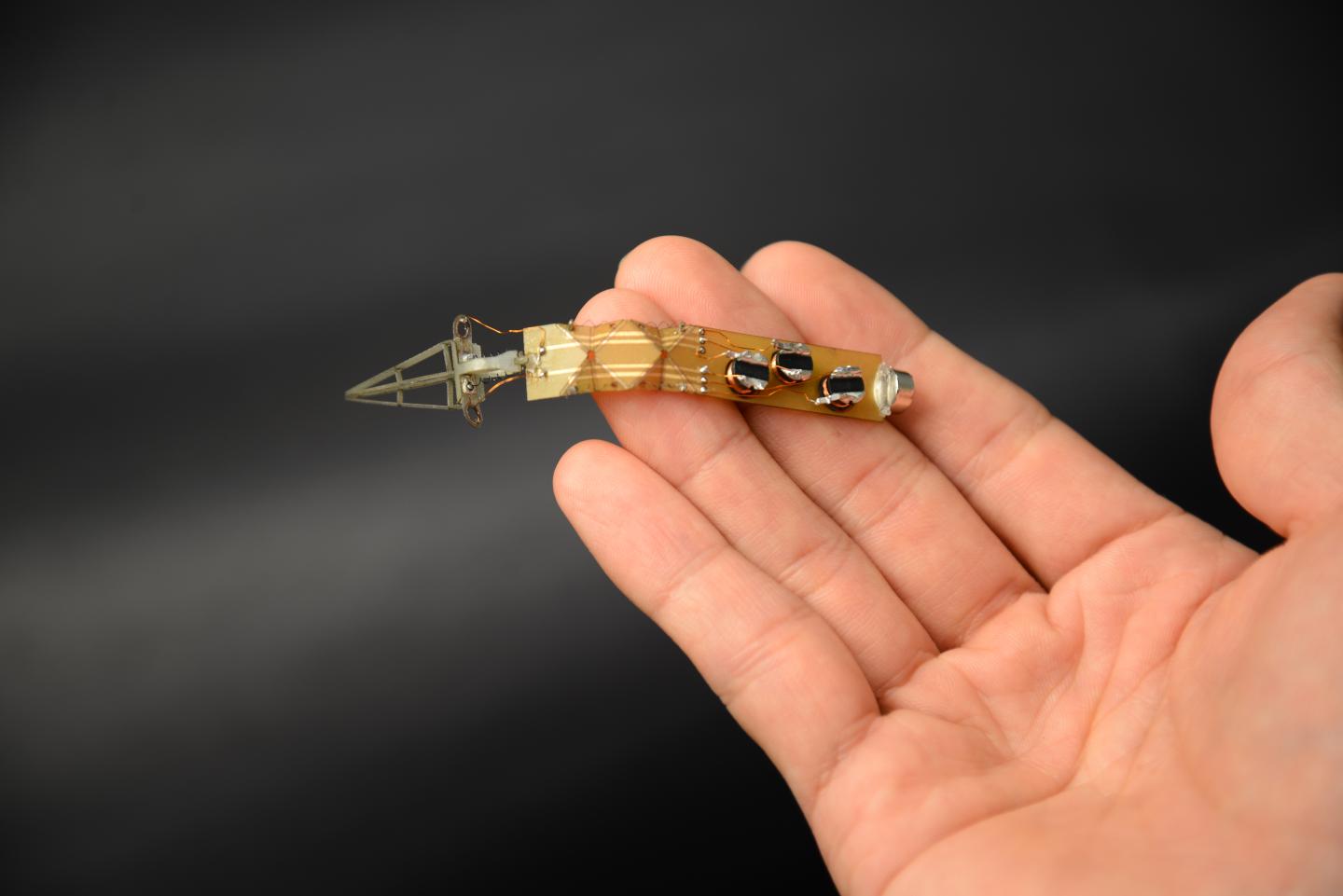 Wireless Grasping Arm Robot [IMAGE] | EurekAlert! Science News Releases