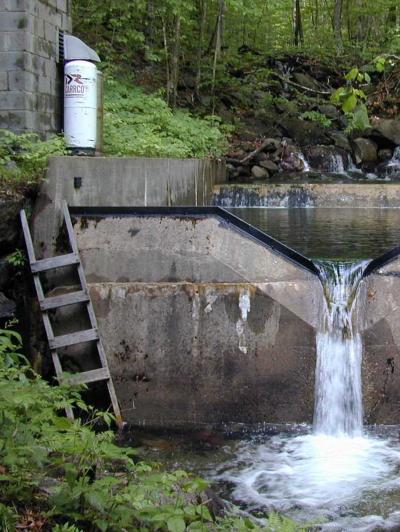 A Monitoring Weir in Hubbard B [IMAGE] | EurekAlert! Science News Releases