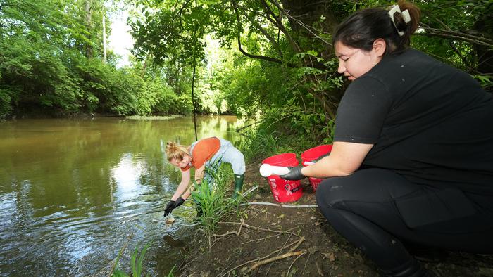 Farm field runoff sampling [IMAGE] | EurekAlert! Science News Releases